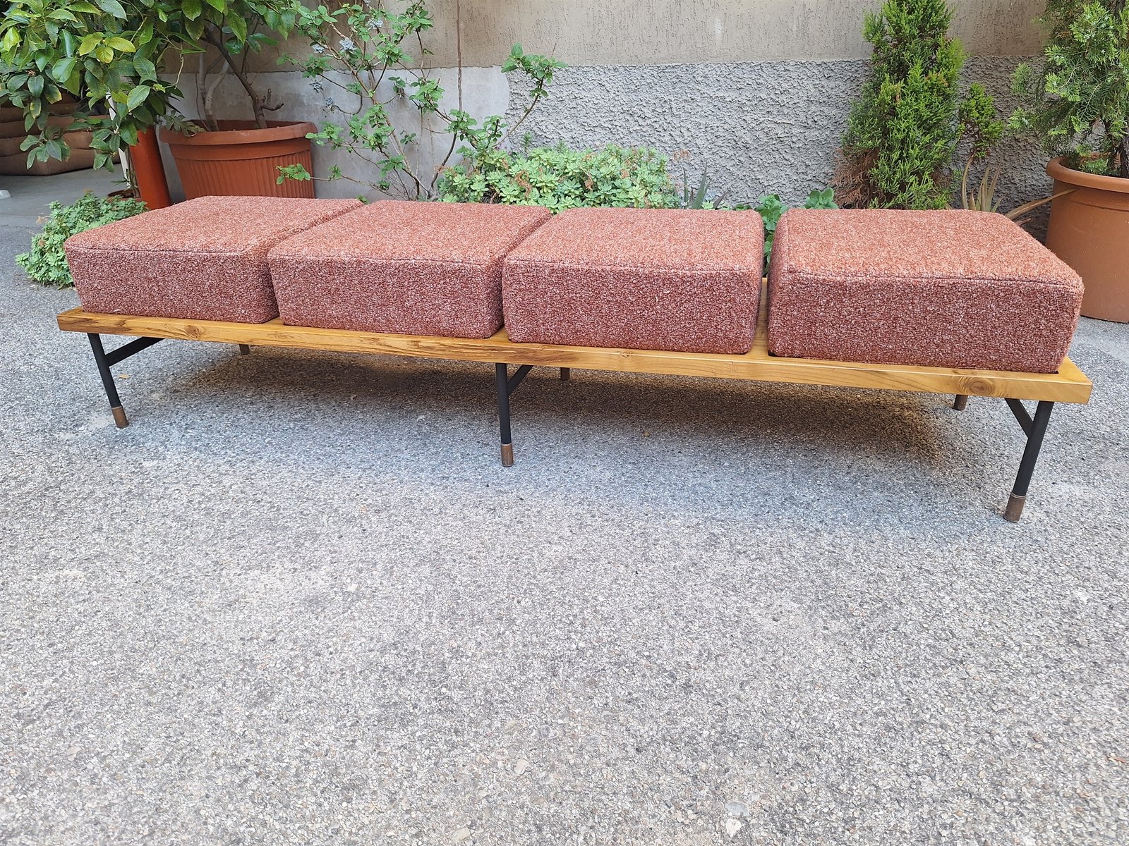 Große Francesco Giuseppe Serie Bank mit Brick Bouclé Sitz von Luigi ...