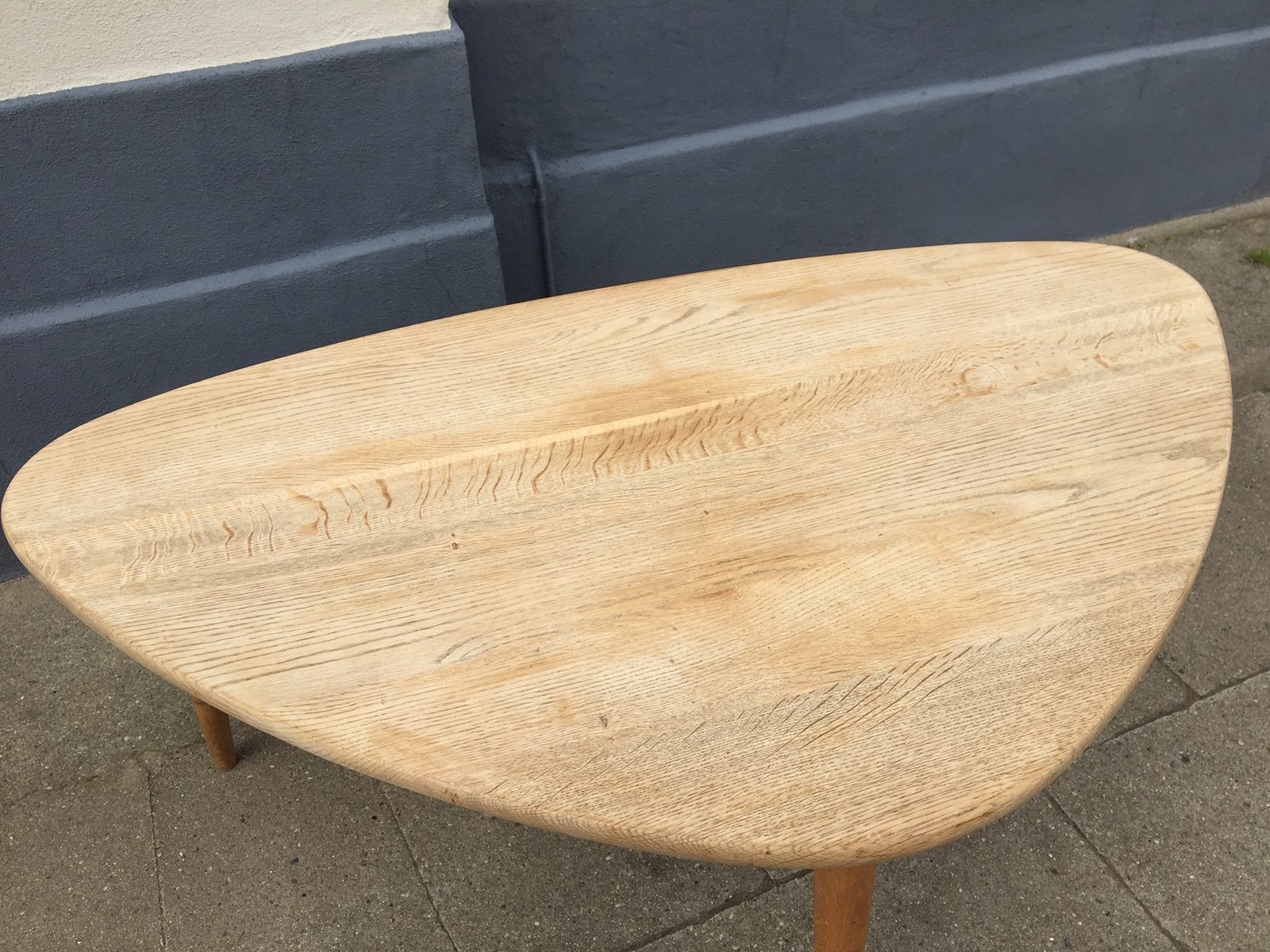 Mid-Century Triangular Solid Oak Coffee Table, 1960s for sale at Pamono
