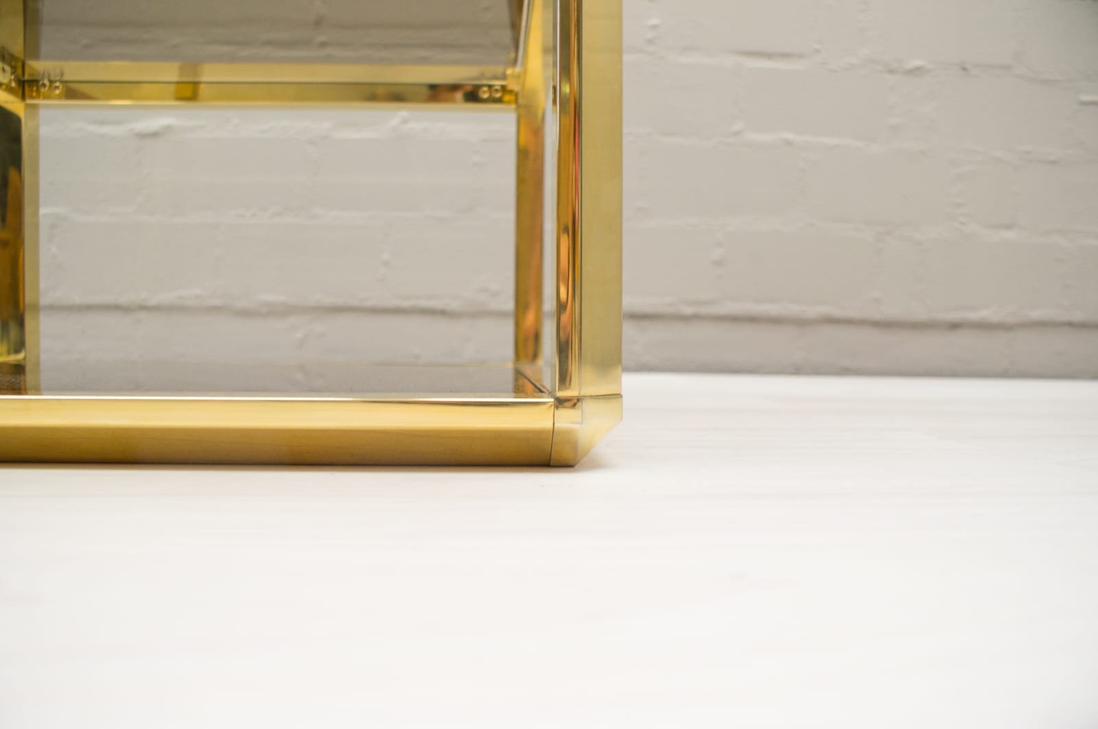 Estantes Hollywood Regency Pyramid de latón dorado y vidrio ahumado ...