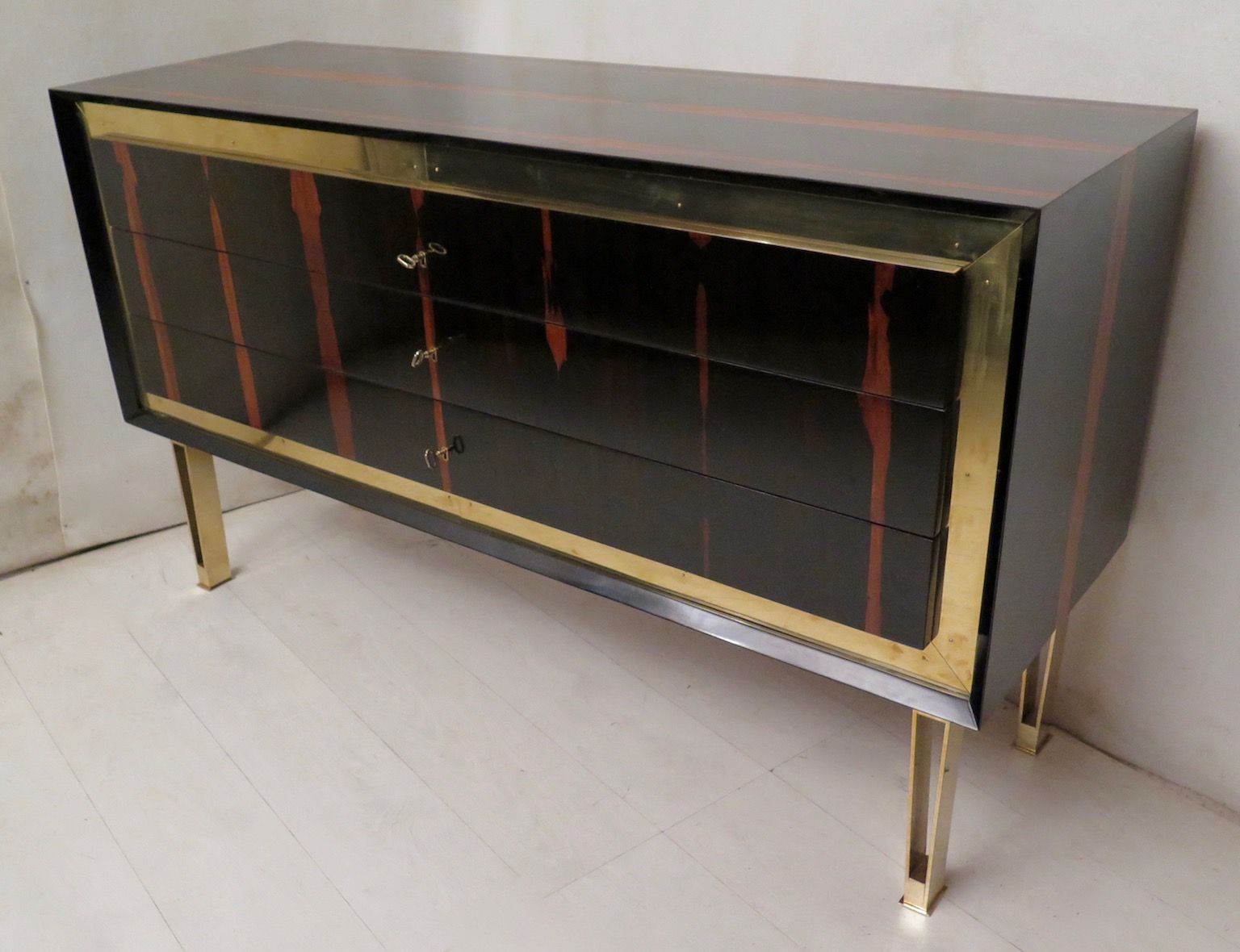 Commode Art Déco Vintage en Macassar et Laiton, 1940s en vente sur Pamono