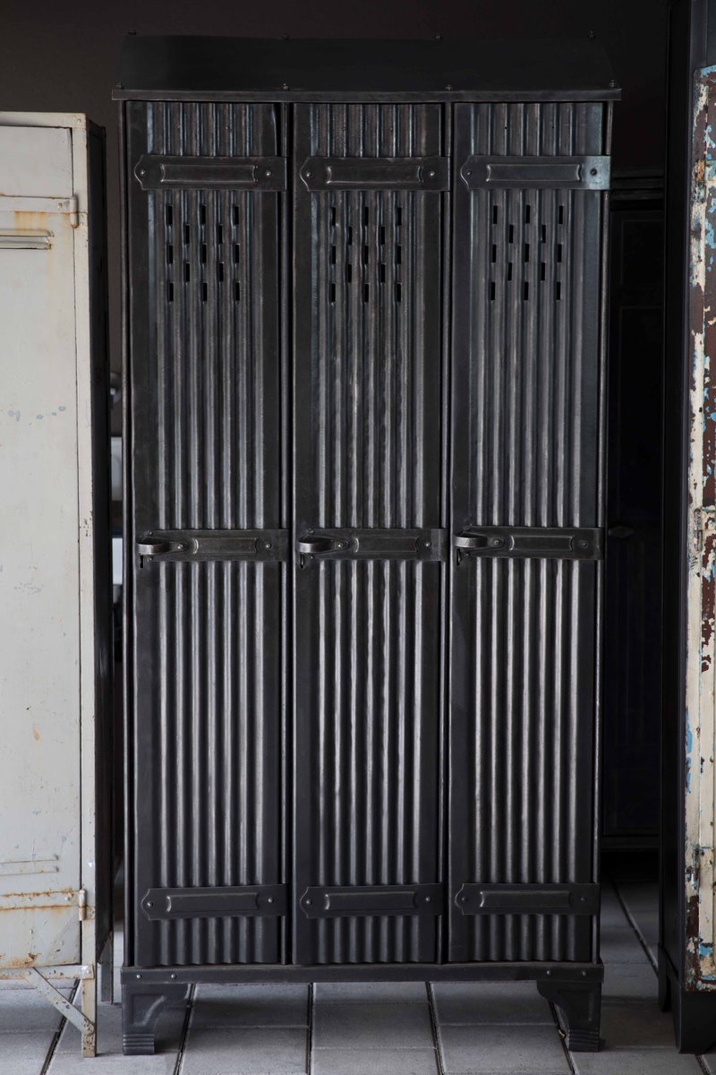 Industrieller Vintage 3-Türen Spind von Strafor bei Pamono kaufen