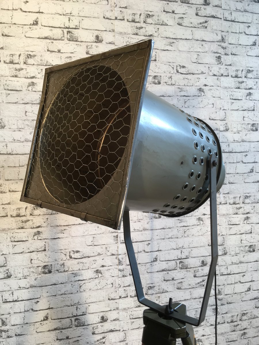 Großer grauer Vintage Industrie Strahler auf hölzernem Dreibein bei Pamono kaufen