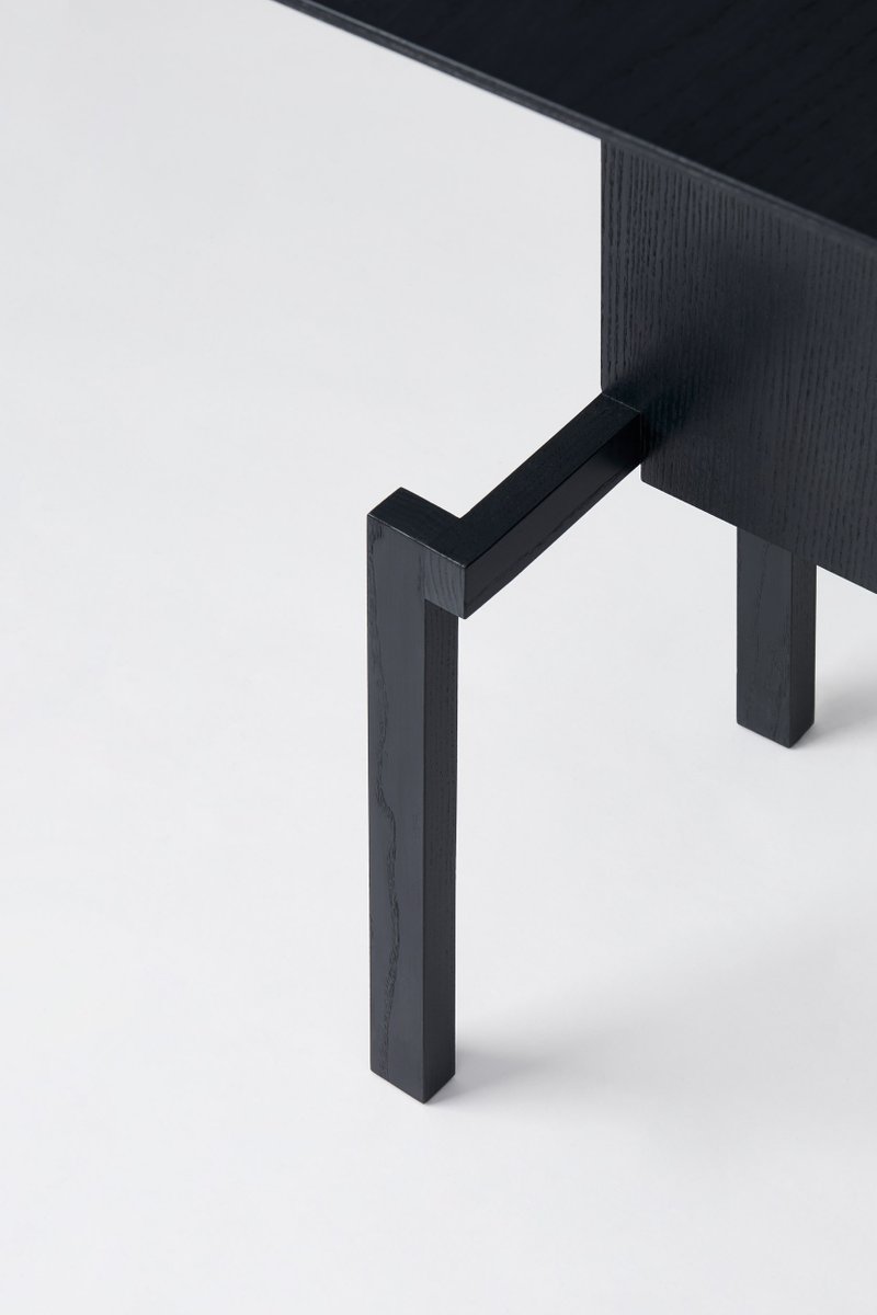 Covered Identity Beistelltisch aus schwarzem Eschenholz von Studio Pascal Howe bei Pamono kaufen