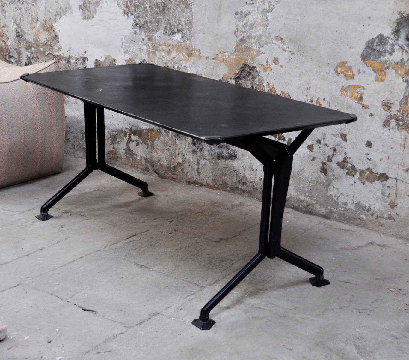 Model Arco Desk by BBPR for Olivetti Synthesis, 1960s for sale at Pamono