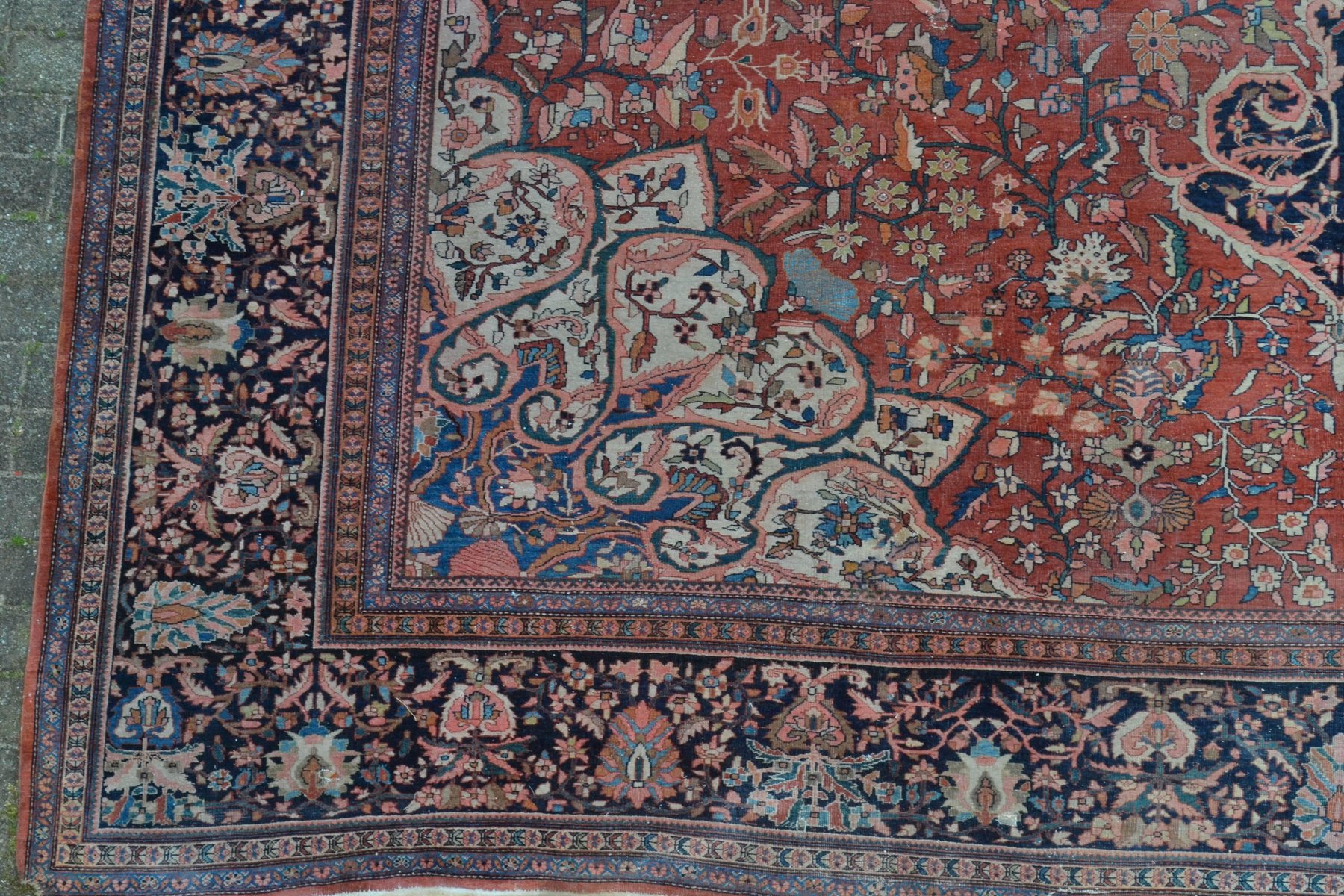 Large Antique Middle Eastern Rug for sale at Pamono