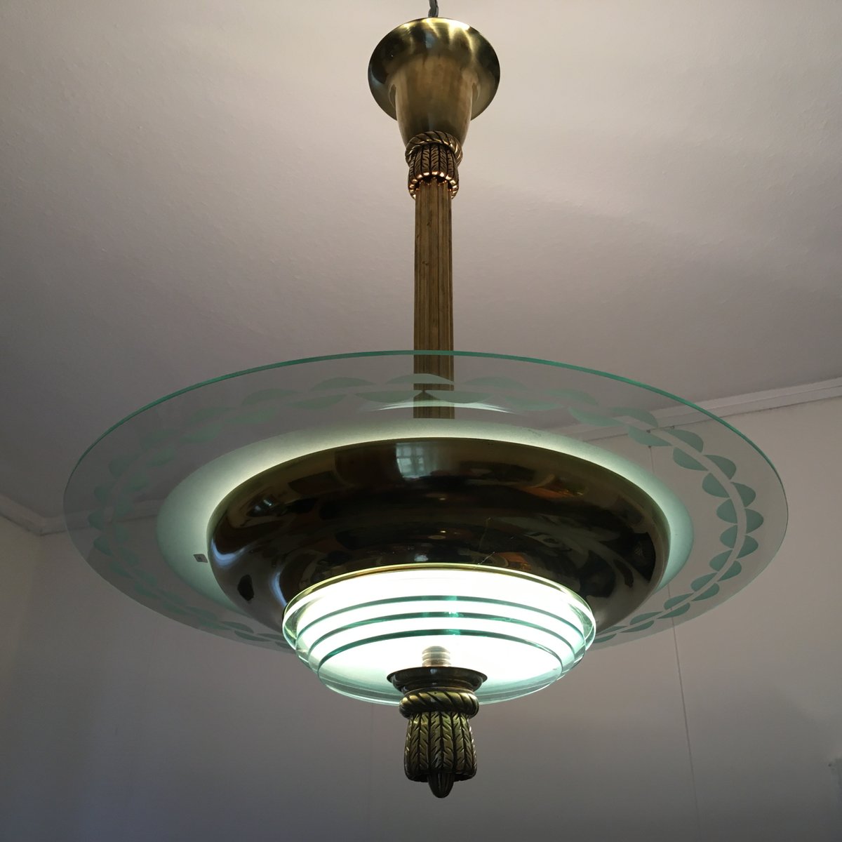 Art Deco Deckenlampe aus Messing und gemustertem Glas bei Pamono kaufen