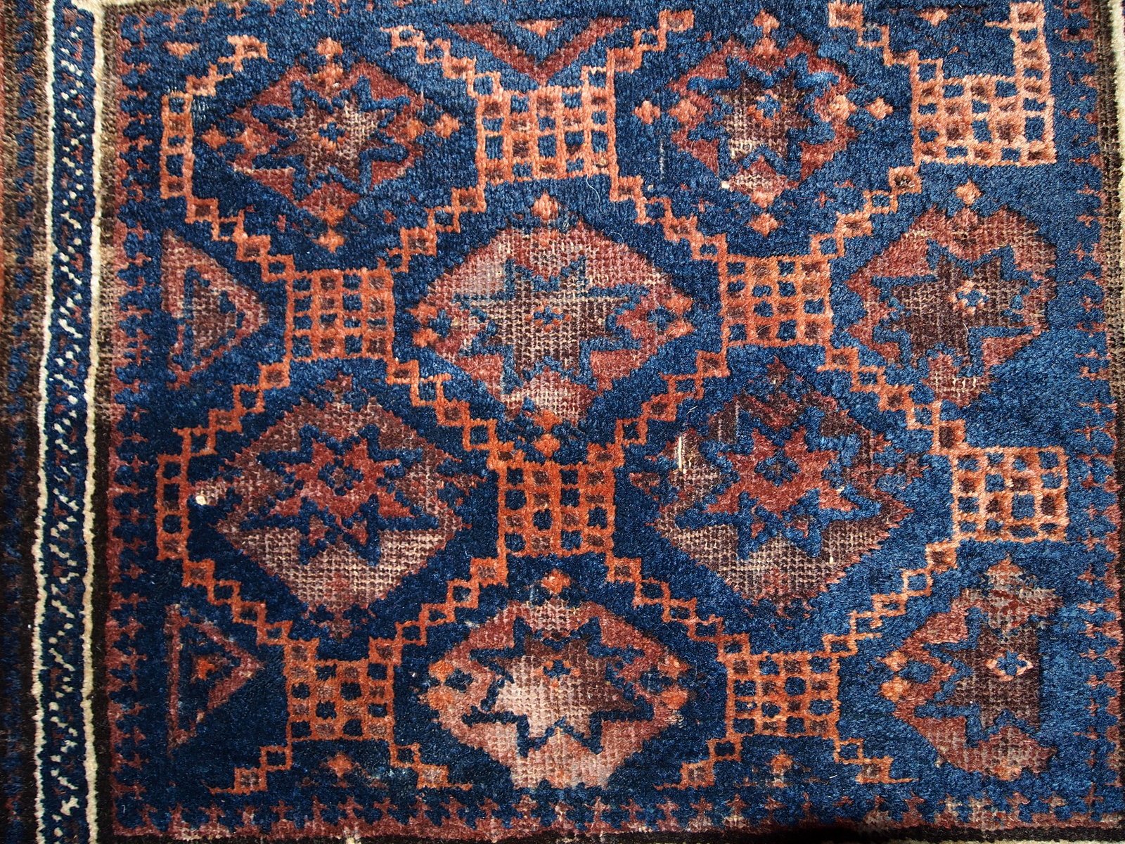 Antique Middle Eastern Rug for sale at Pamono
