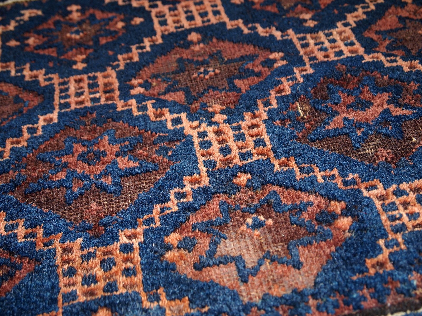 Antique Middle Eastern Rug for sale at Pamono