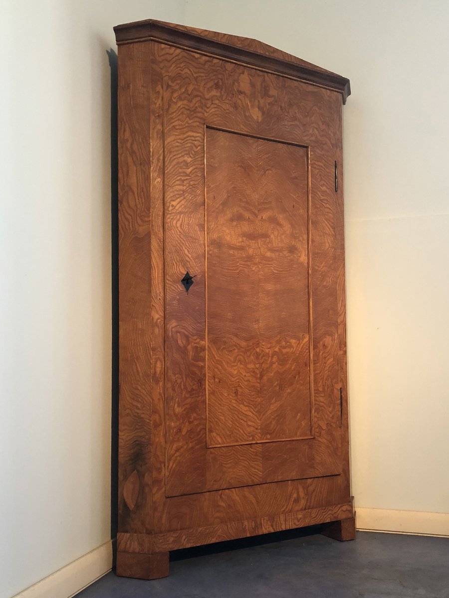 Placard d'Angle Biedermeier en Orme, 1830s en vente sur Pamono