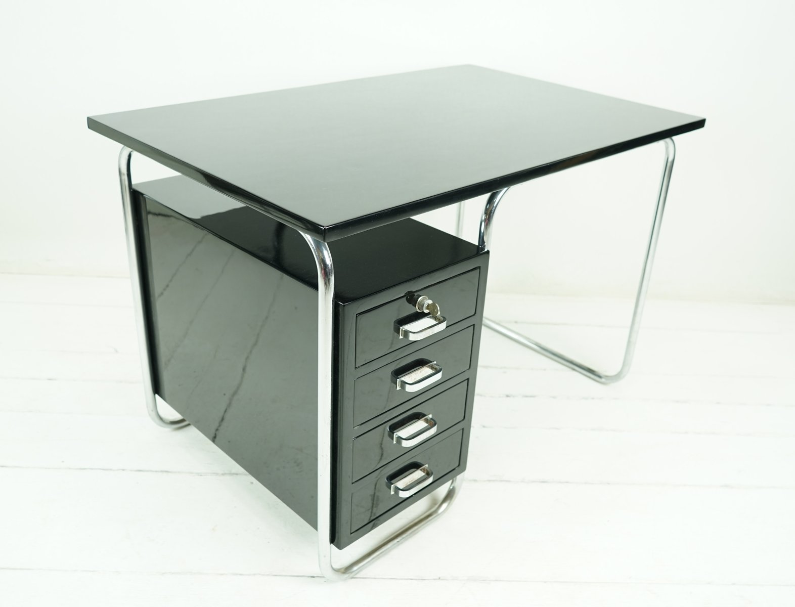 Bauhaus Schreibtisch von Rudolf Vichr, 1930er bei Pamono kaufen