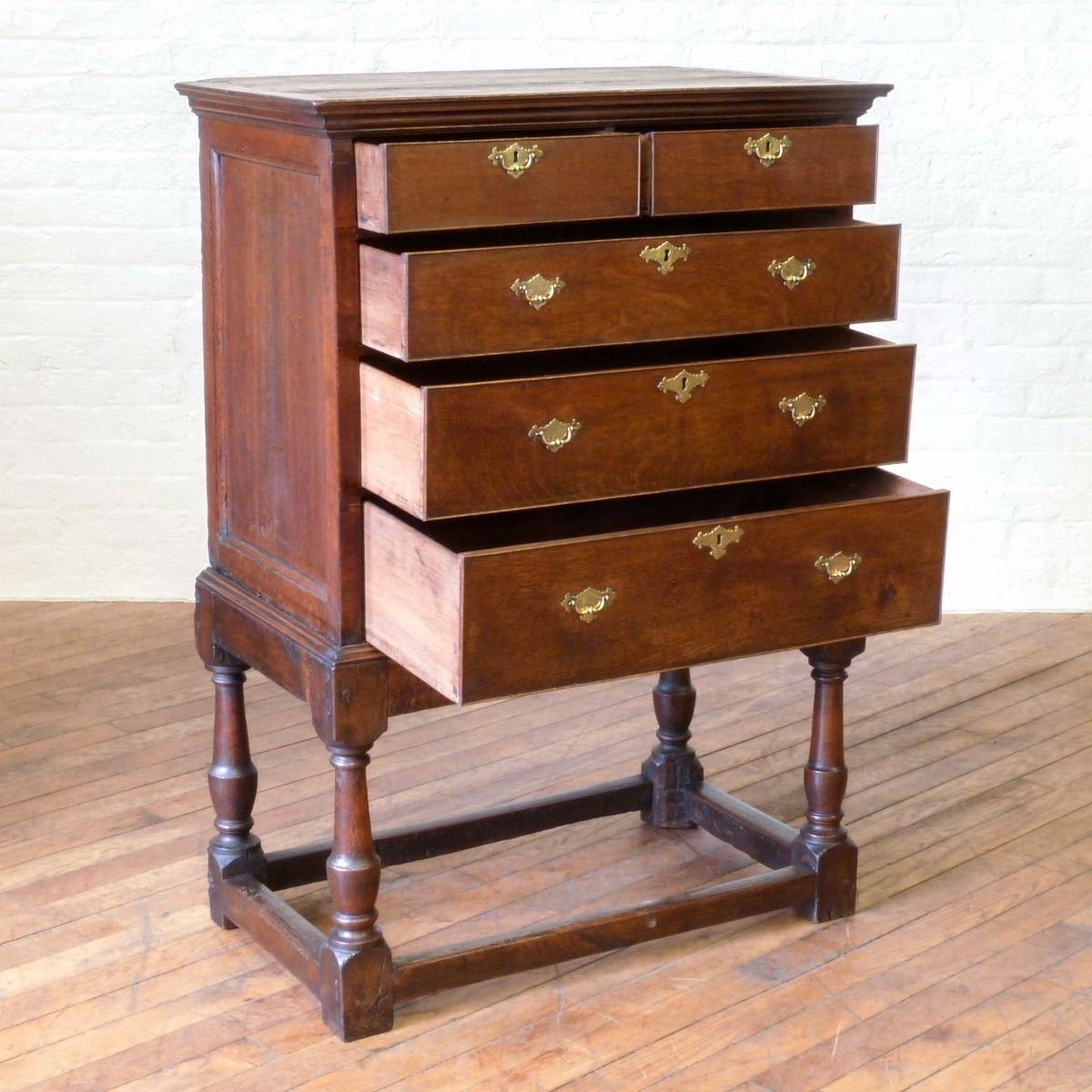 Baúl Queen Anne con stand, década de 1710 en venta en Pamono
