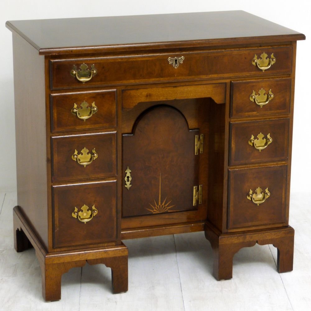 Queen Anne Style Walnut Desk, 1970 for sale at Pamono