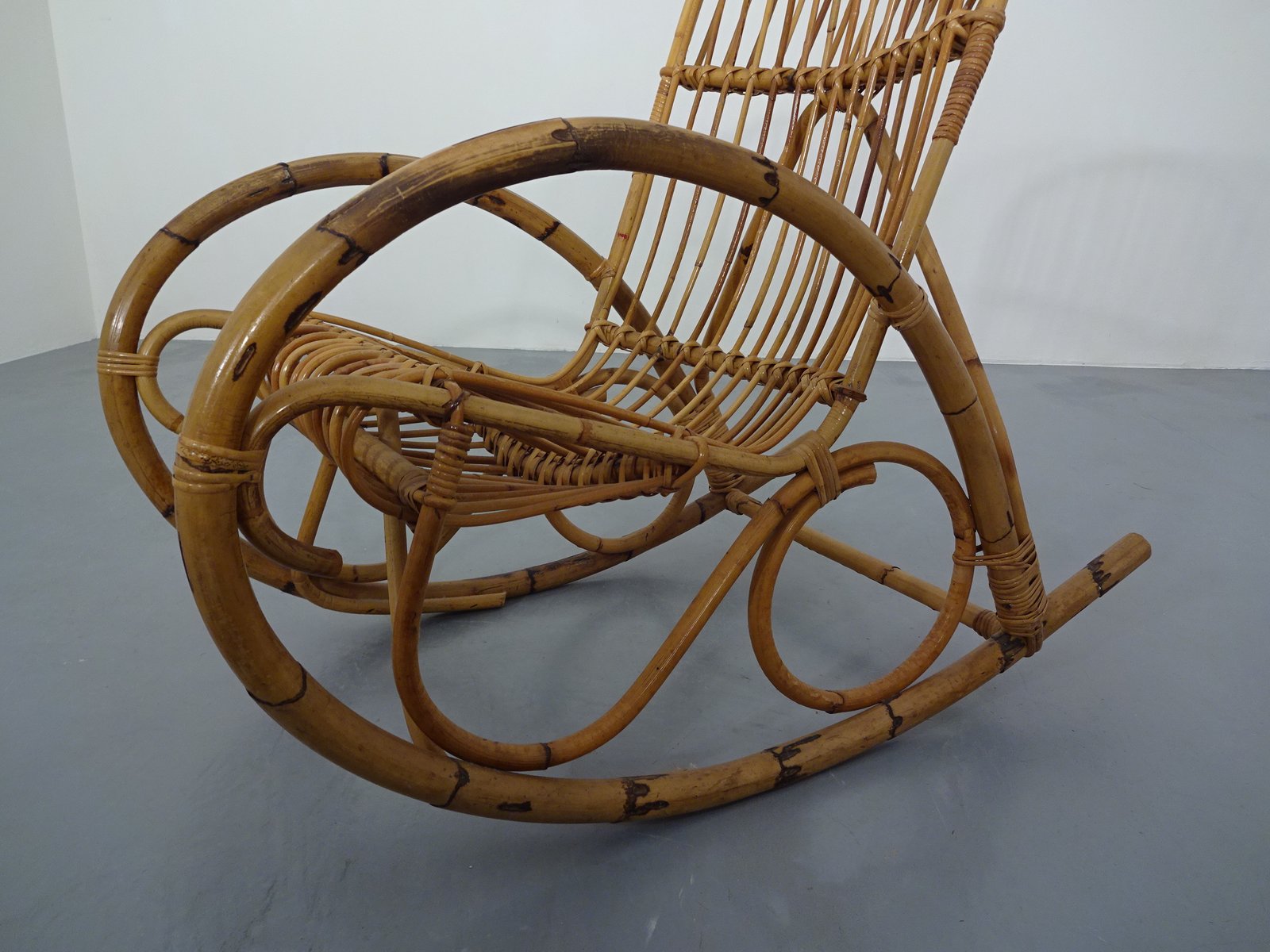 Sedia a dondolo Mid-Century in bambù, Italia, anni '50 in vendita su Pamono