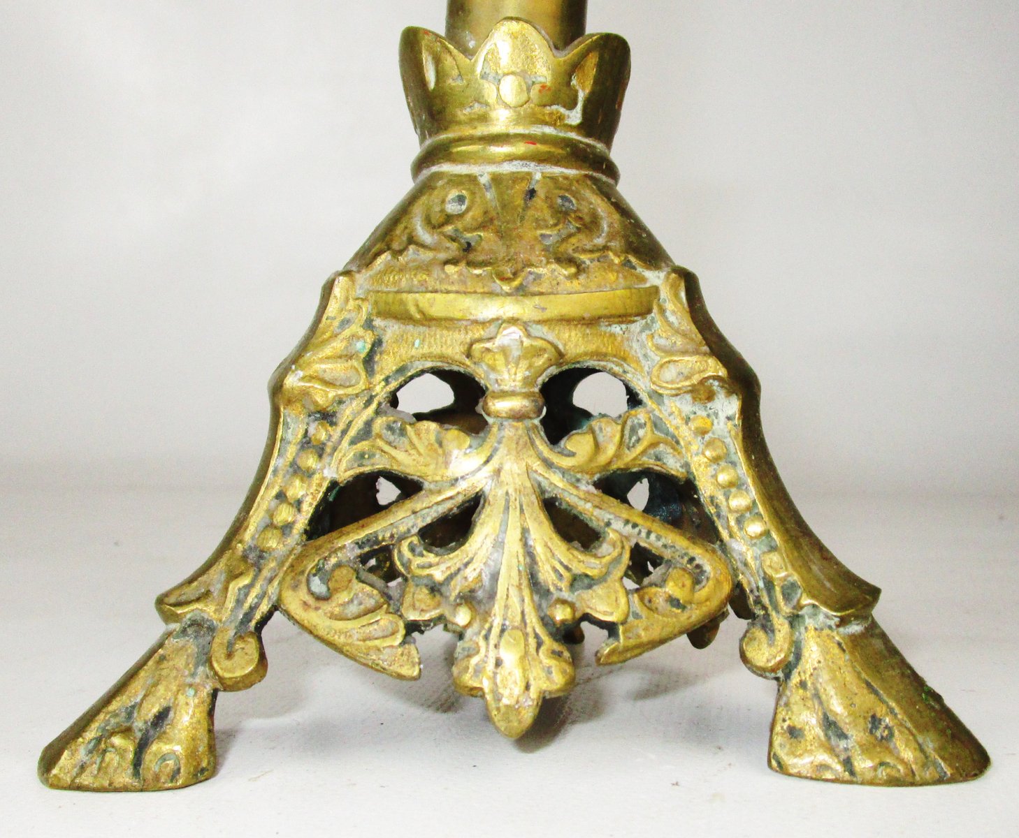 Candelabro de iglesia gótico antiguo de bronce en venta en Pamono