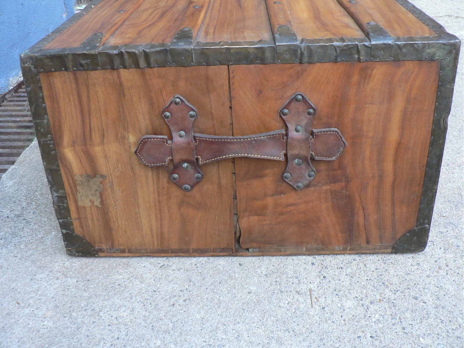 Baúl de viaje antiguo de madera en venta en Pamono Baúl de viaje antiguo de madera en venta en Pamono