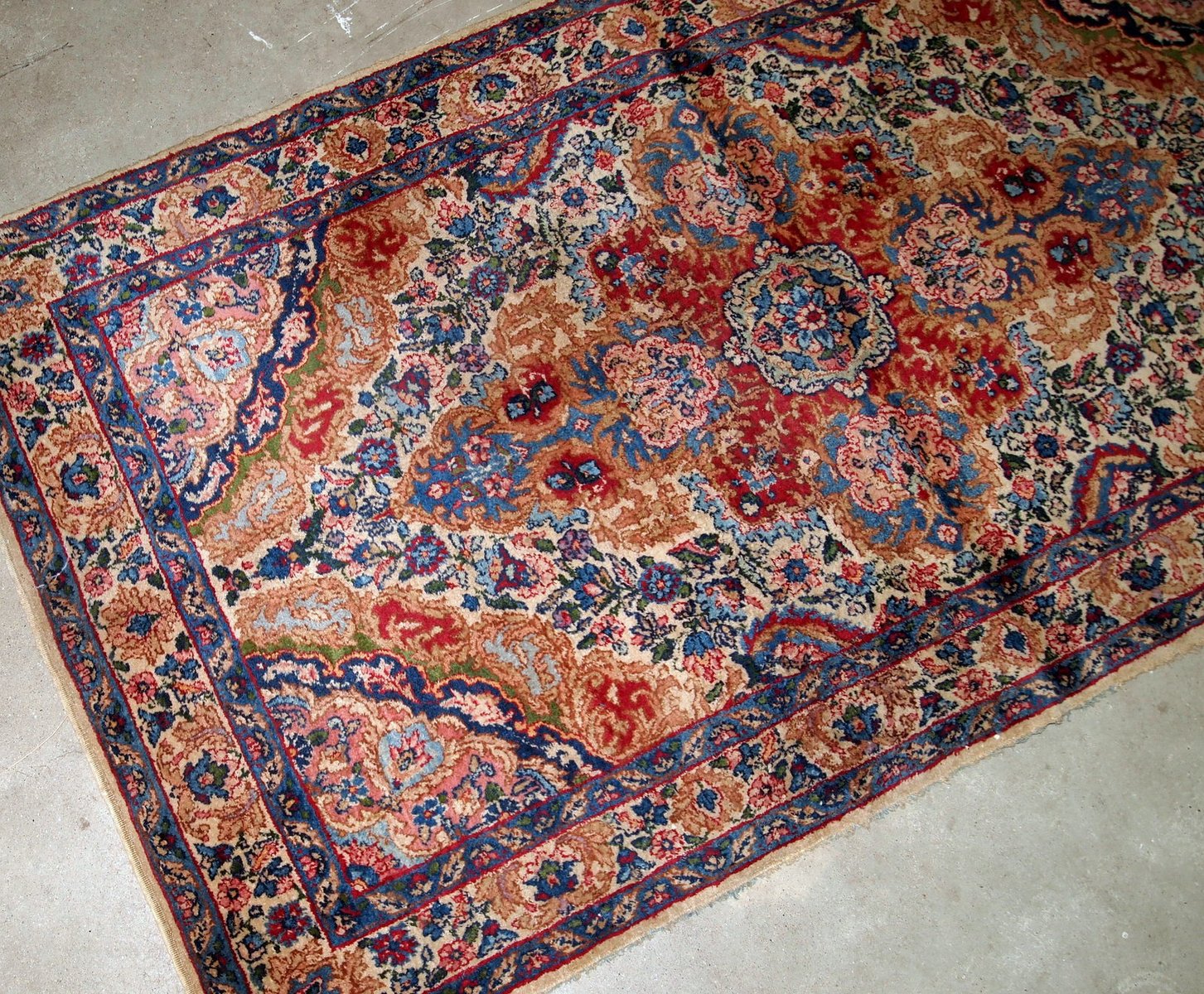 Antique Middle Eastern Rug, 1910s for sale at Pamono