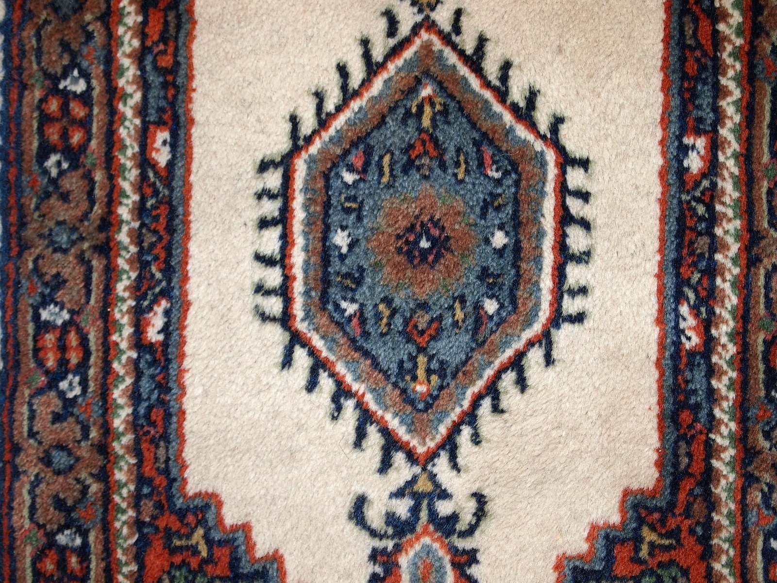 Red, White, and Olive Hamadan Rug, 1970s for sale at Pamono
