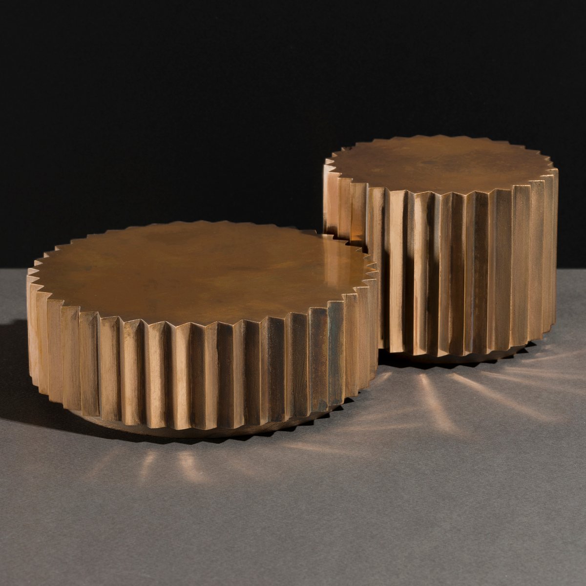 Tables Basses Doris Multifacettes en Bronze Coulé de Fred & Juul, Set ...