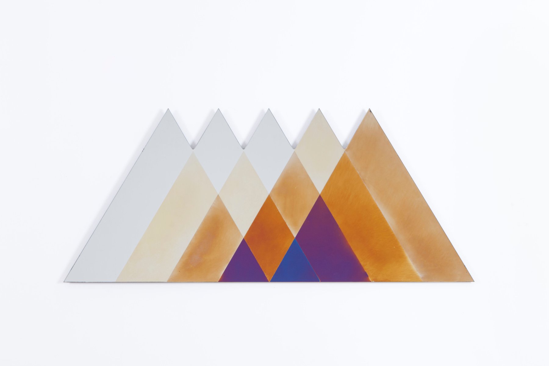 Specchio triangolare Transience di Lex Pott & David Derksen per ...