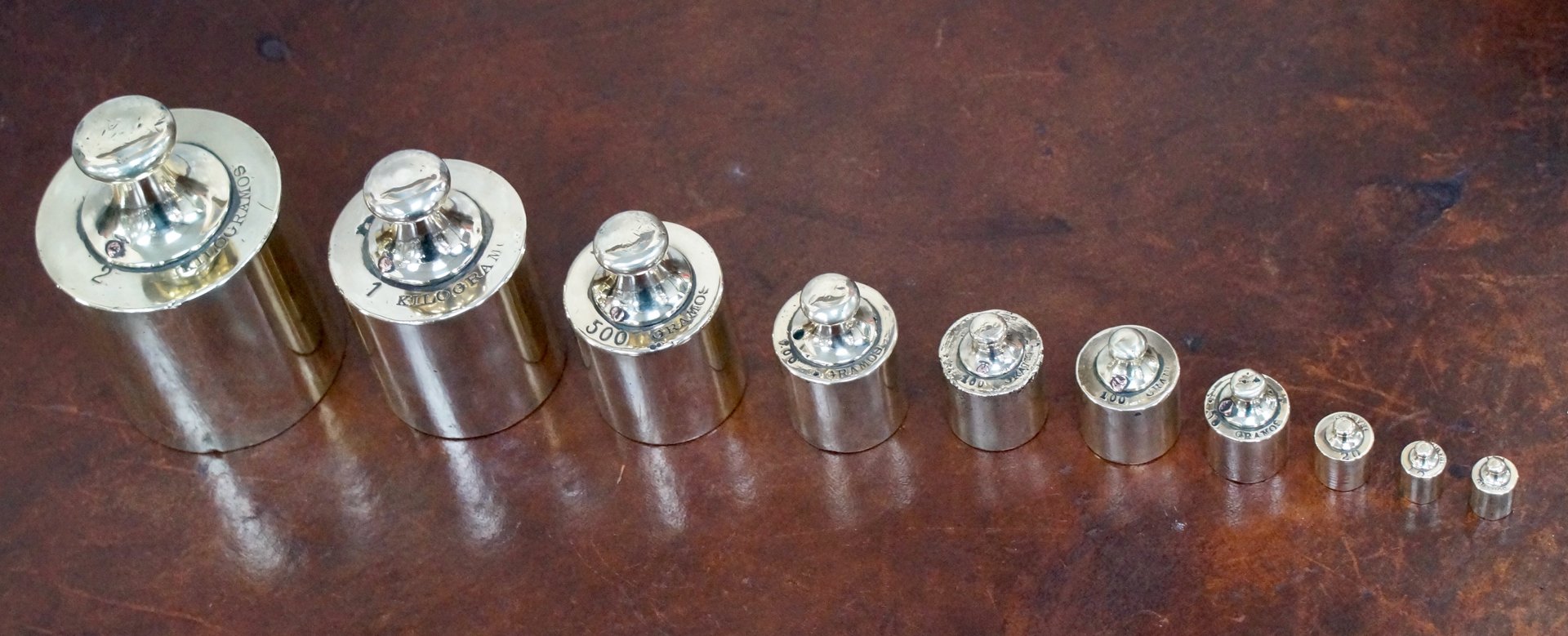 Antike Italienische Messing Gewichte, 10er Set bei Pamono kaufen