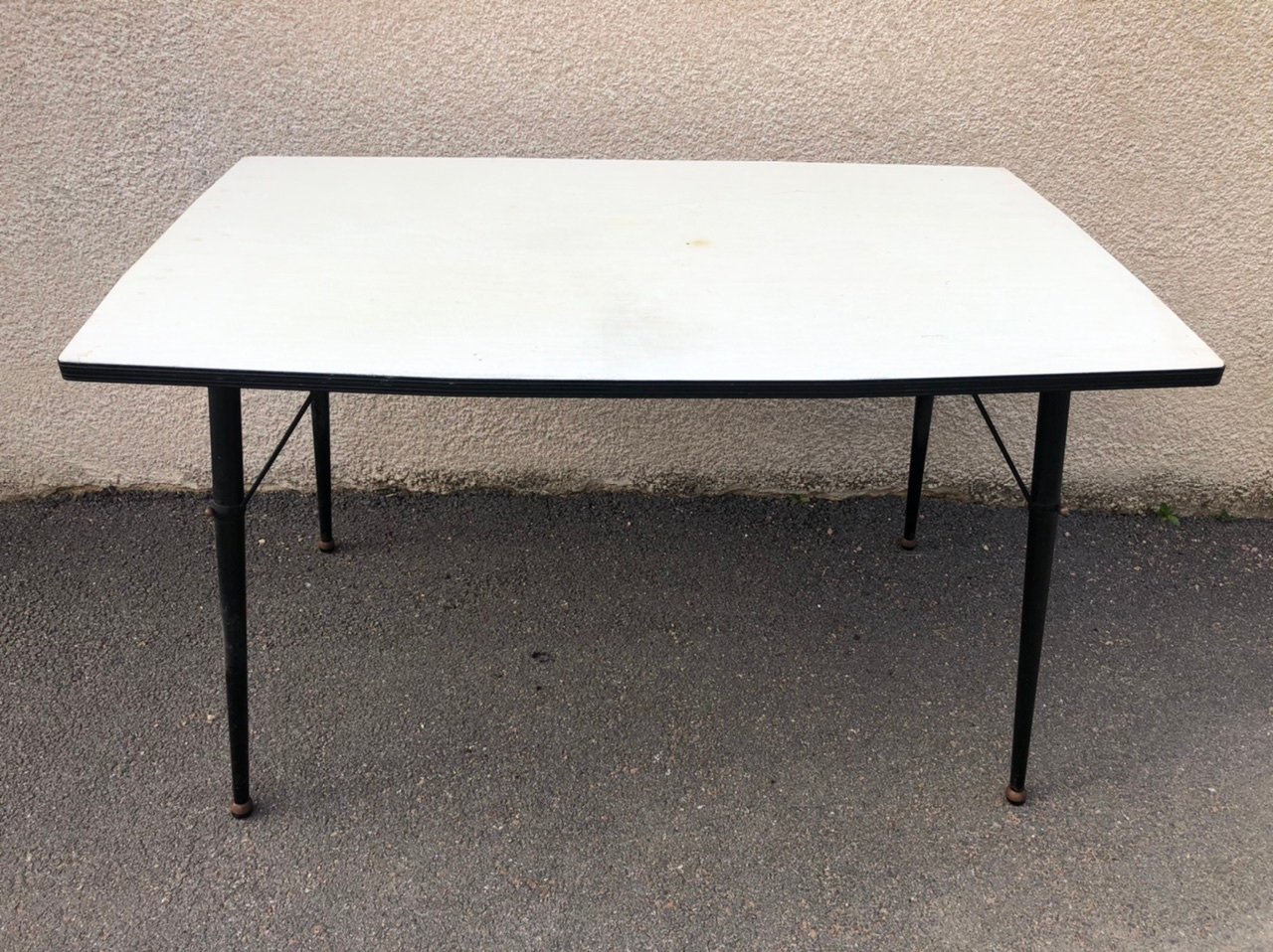 Tavolo da pranzo in ferro e formica, anni '50 in vendita su Pamono