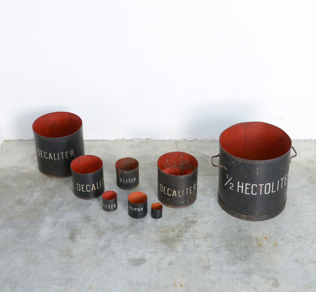 Dekorative Vintage Metall Messbecher, 8er Set bei Pamono kaufen