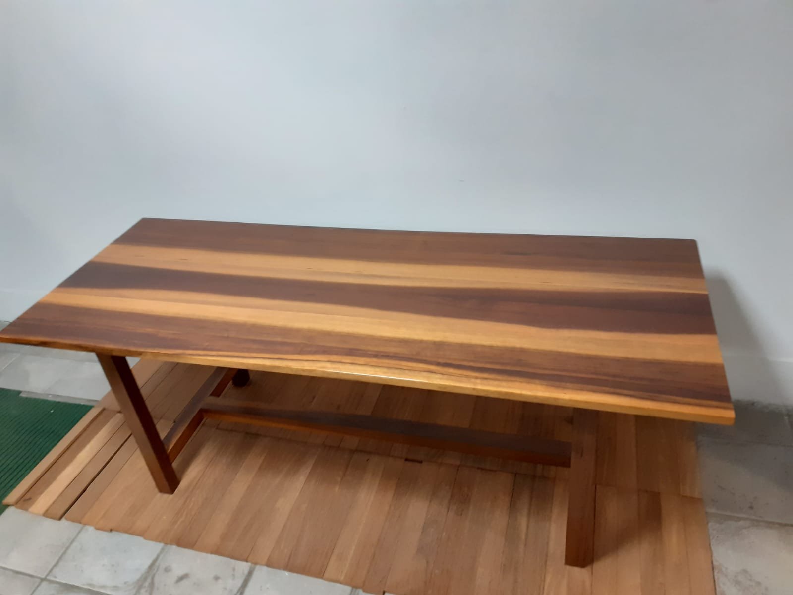 Vintage Esstisch aus massivem Nussholz bei Pamono kaufen