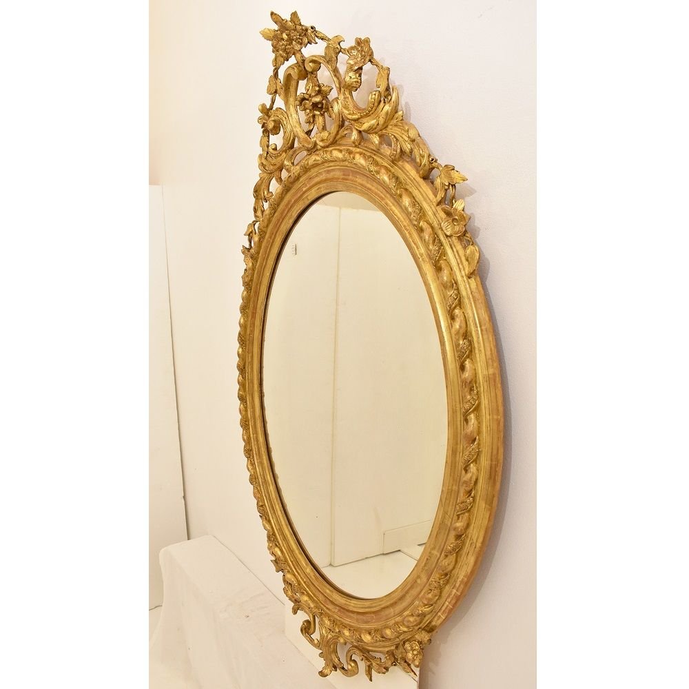 Specchio da parete ovale dorato con cornice dorata, XIX secolo in ... Specchio da parete ovale dorato con cornice dorata, XIX secolo in ...