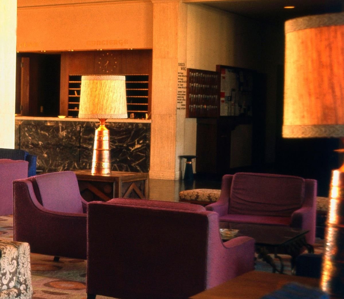 Retro Hotel Lobby aus den 1970er Jahren Limited Edition, 1975 bei ...
