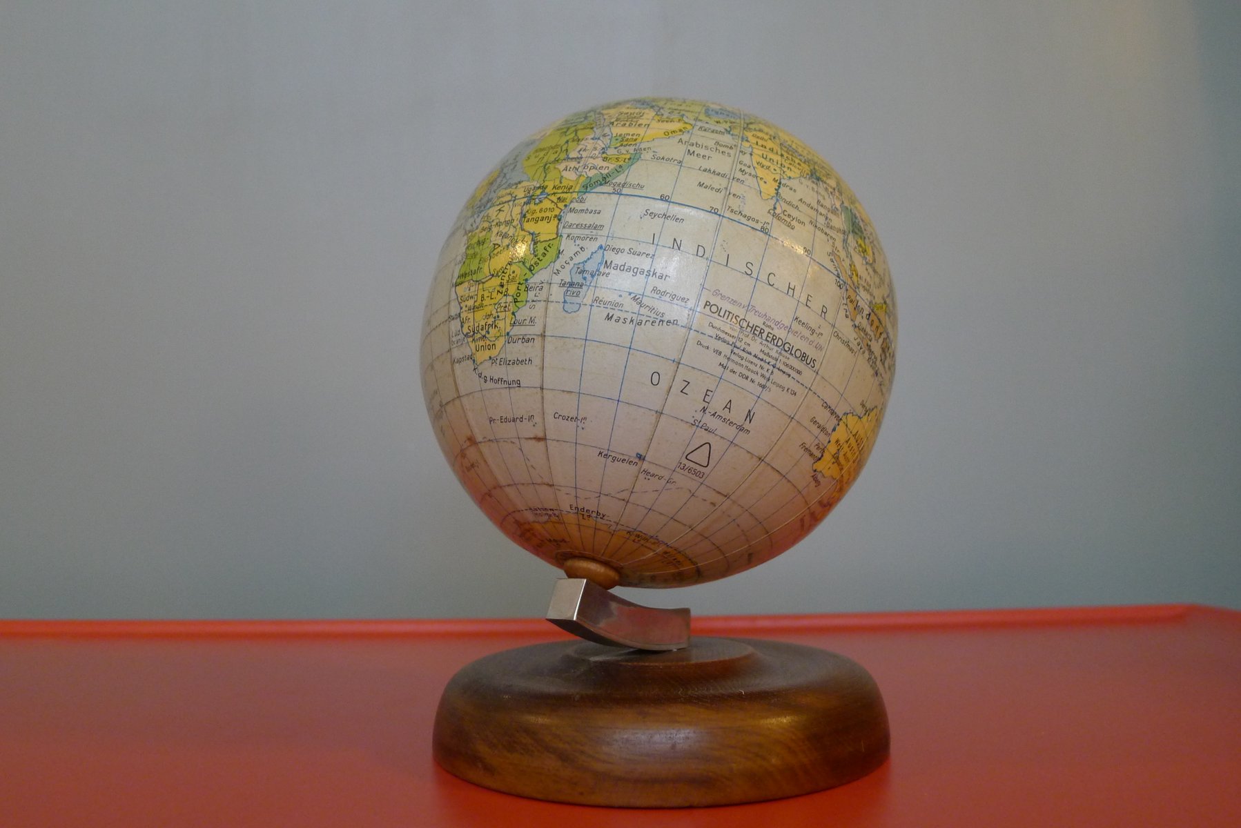 Kleiner 11 cm Globus auf Holzständer von Paul Räth & Hermann Haack ...
