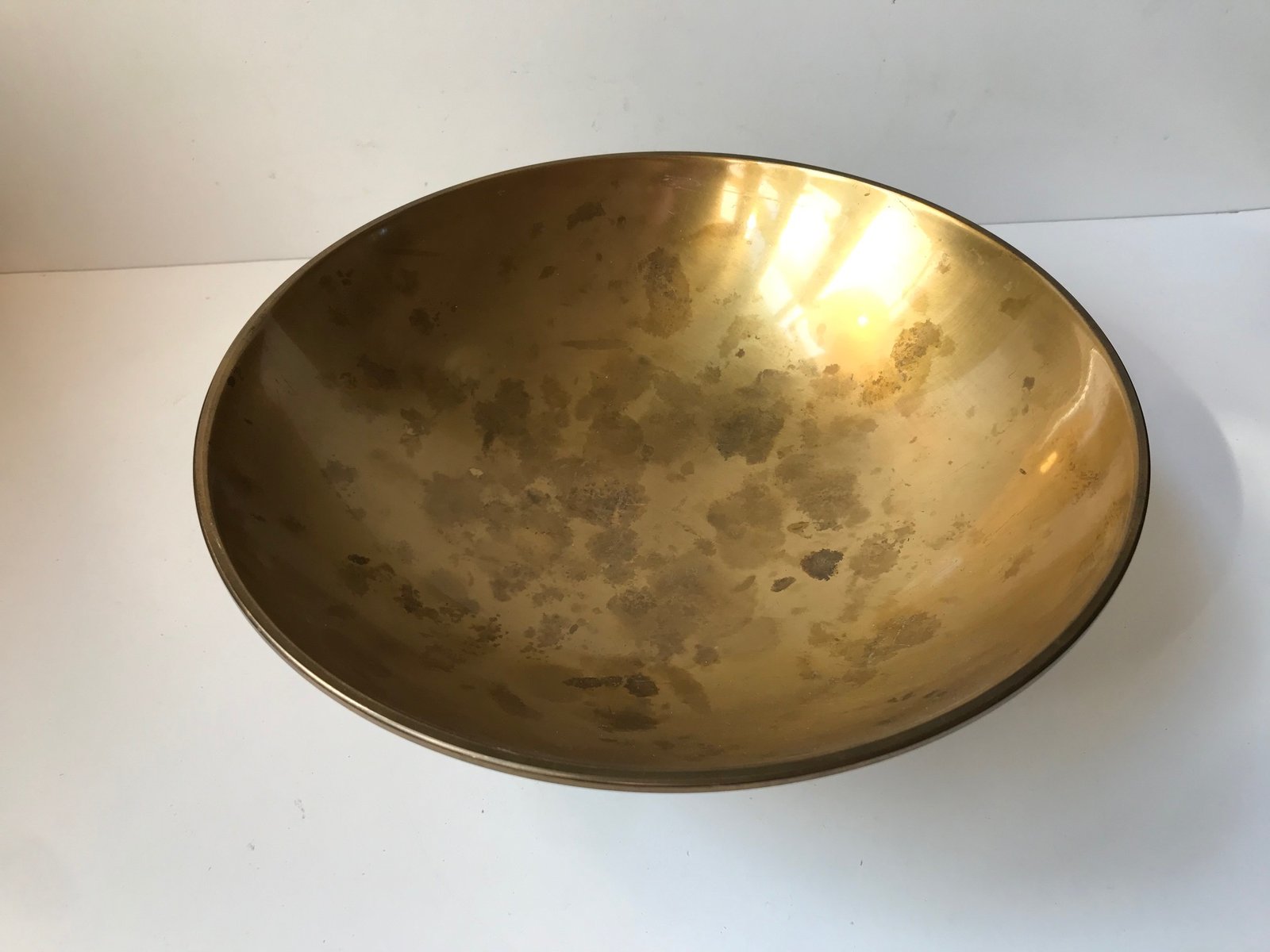 Art Deco Messing King Schale von Ystad-Metall, 1950er bei Pamono kaufen