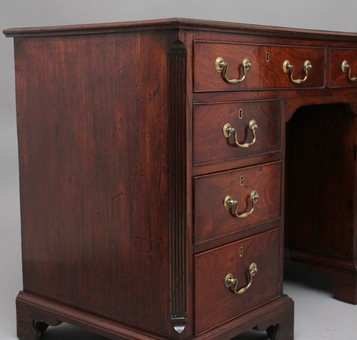 18th Century Mahogany Kneehole Desk for sale at Pamono