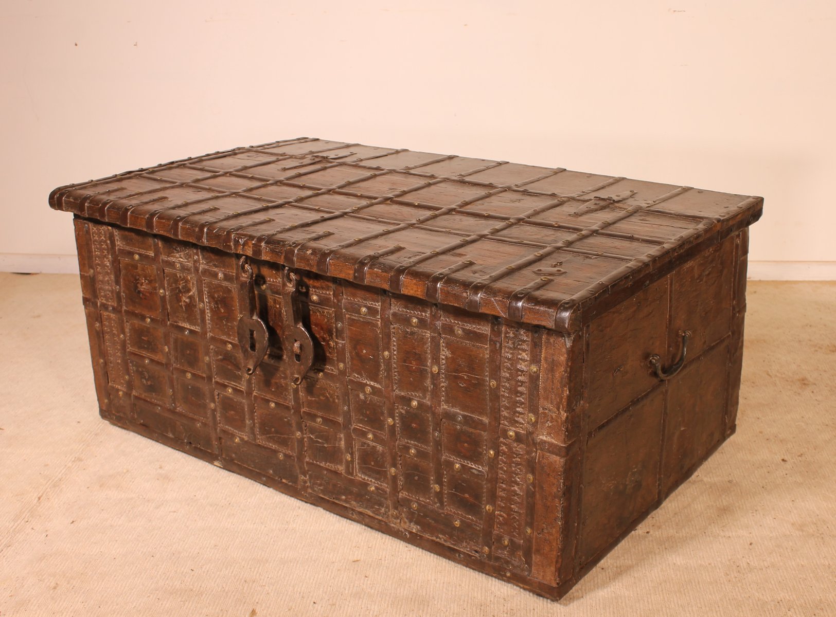 19th Century Indian Rajasthan Chest or Coffee Table for sale at Pamono