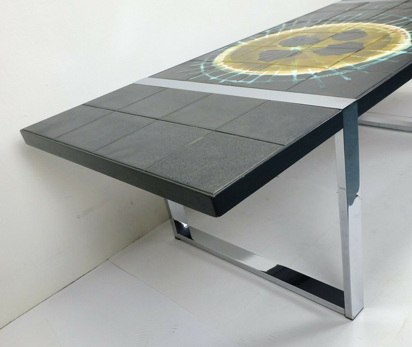 Table Basse Décor Abstraite en Carrelage avec Structure en Chrome par ...