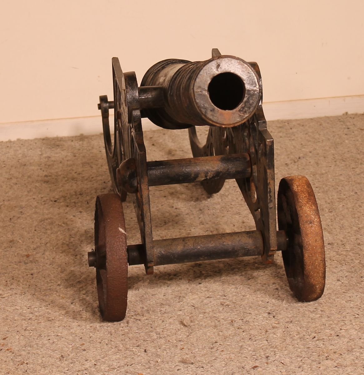 Late 19th Century Decorative English Cast Iron Cannon for sale at Pamono