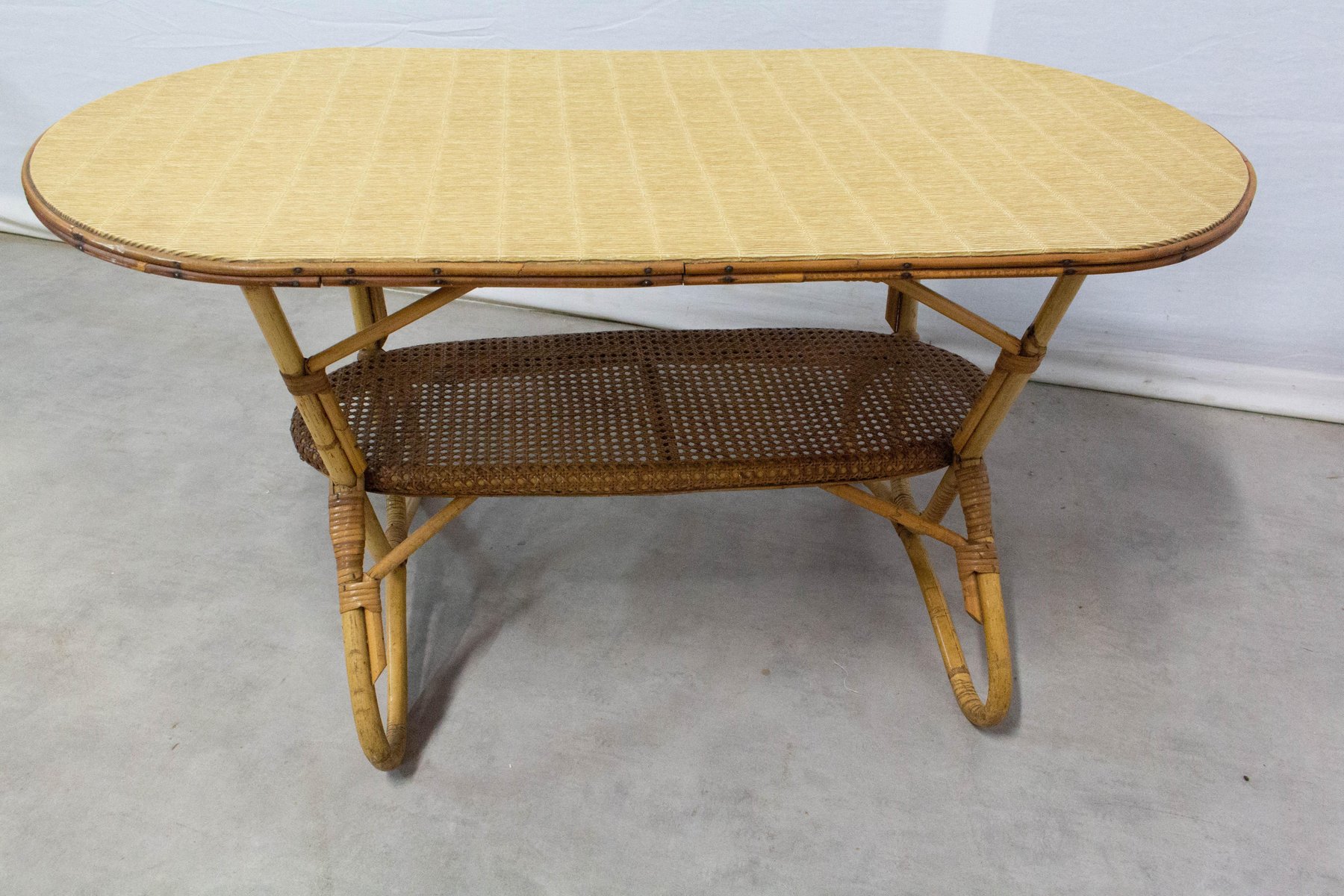 Französischer Mid-Century Couchtisch aus Rattan bei Pamono kaufen