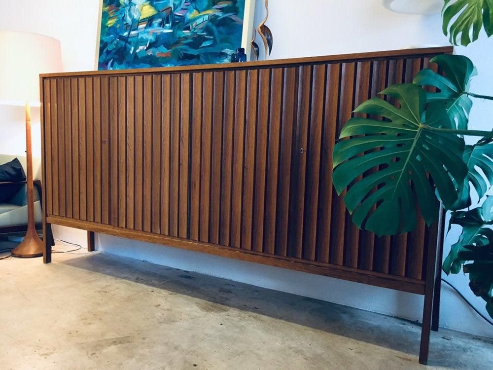 Großes dänisches Mid-Century Highboard Sideboard von Leo Bub, 1960er ...