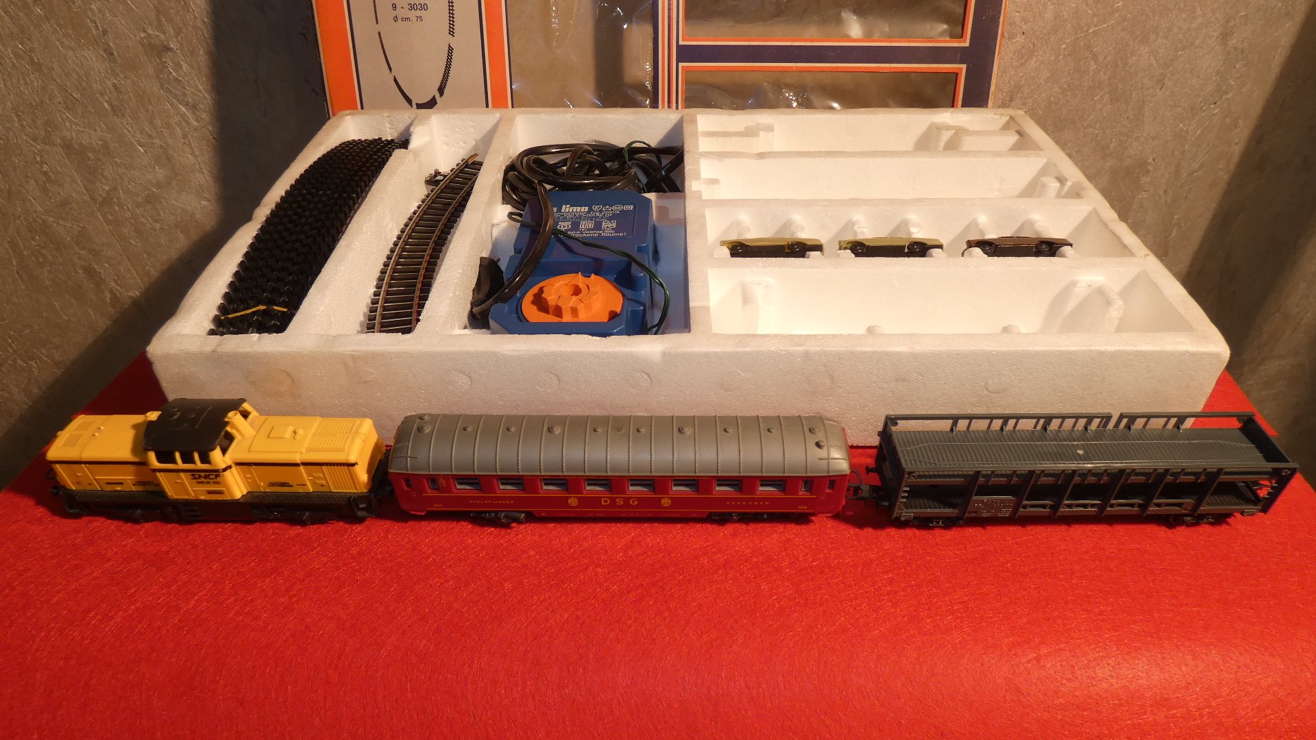 Diesel Locomotive SNCF 040.DE.532 SNCF with Transport Cars Mercedes ...
