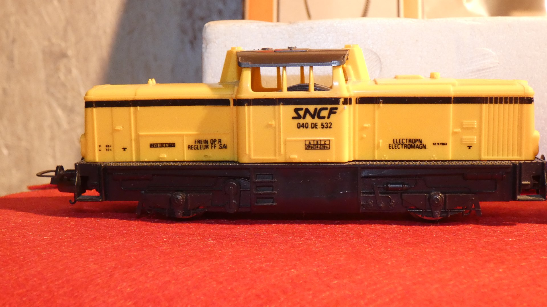 Diesel Locomotive SNCF 040.DE.532 SNCF with Transport Cars Mercedes ...