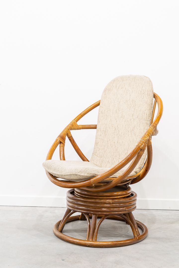 Butaca giratoria redonda de bambú, años 70 en venta en Pamono
