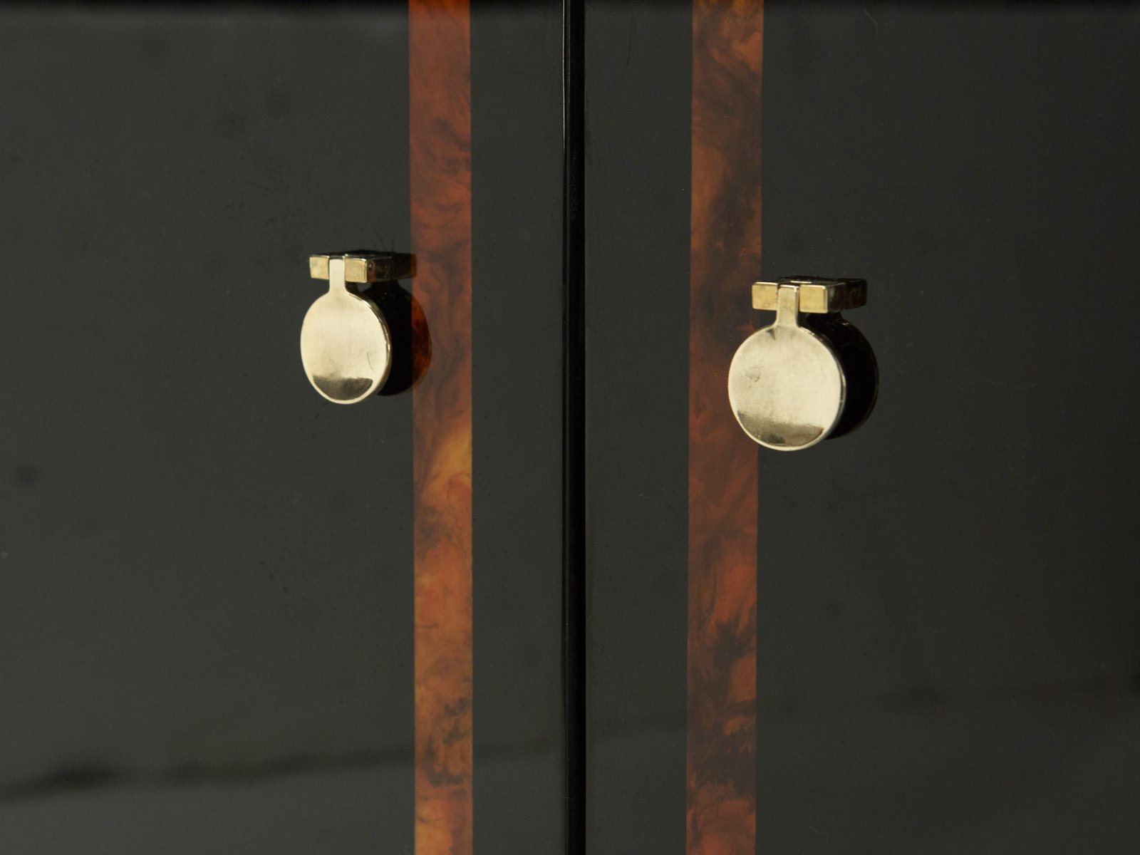 Buffet aus Schwarz Lackiertem Glas und Messing von Jean Claude Mahey ...