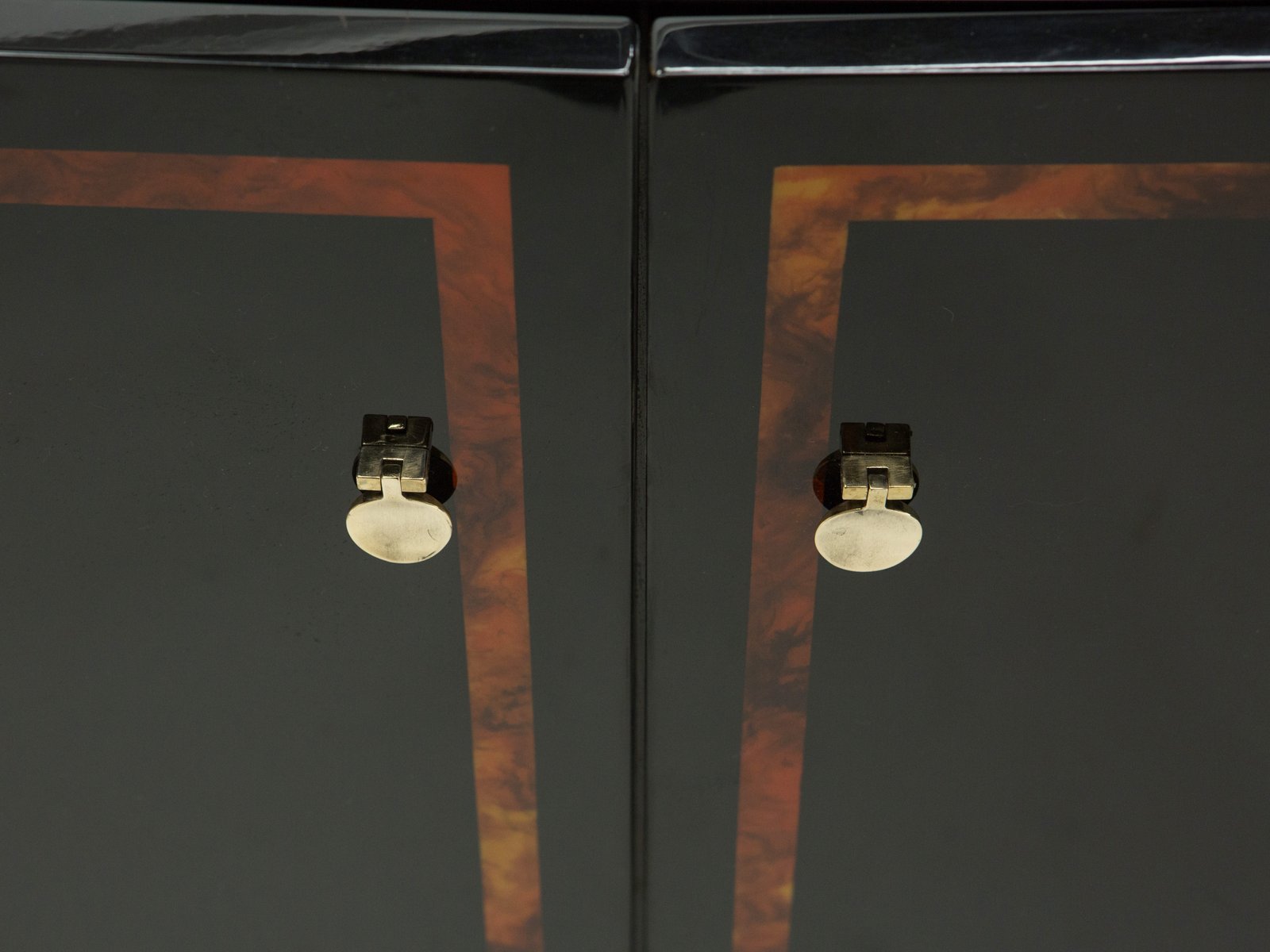 Buffet aus Schwarz Lackiertem Glas und Messing von Jean Claude Mahey ...