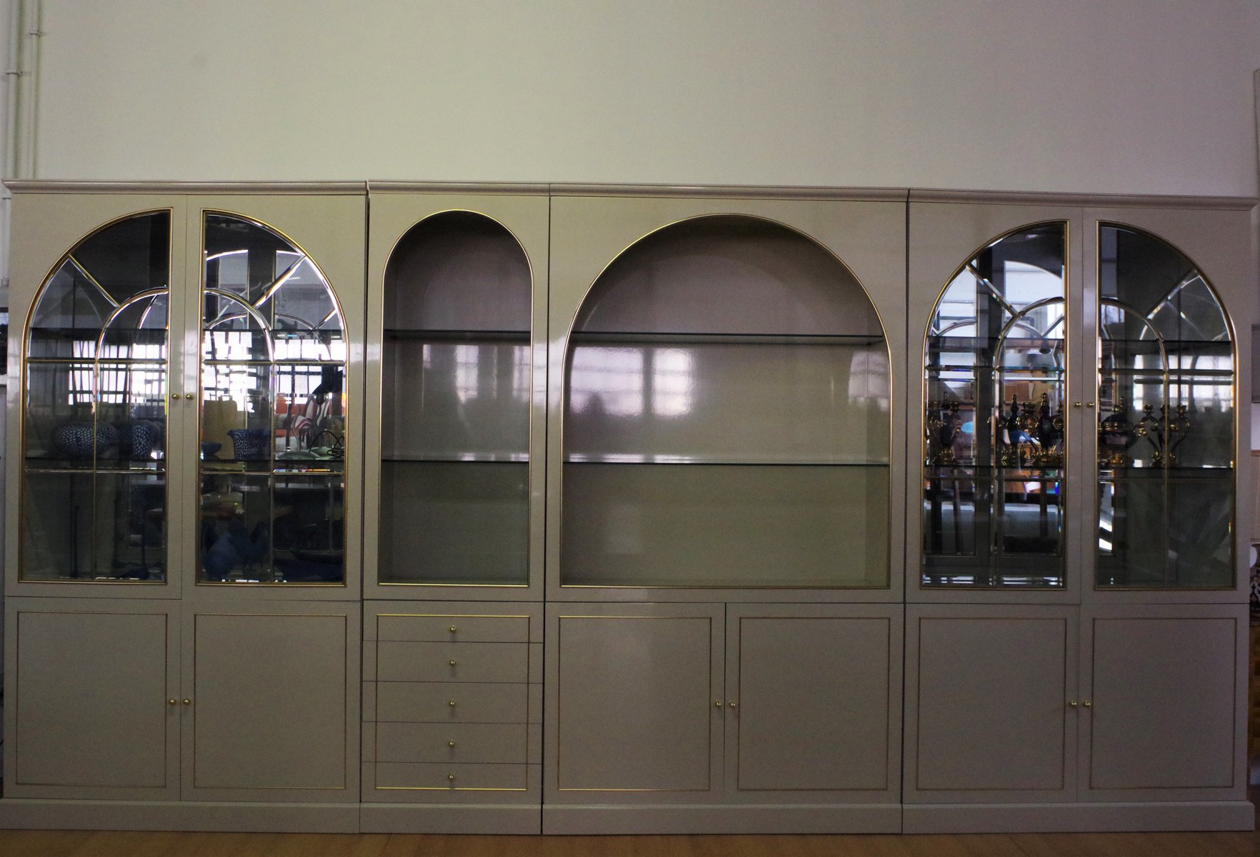 Lackierte Vitrinen aus Holz, Glas & Messing von Mario Sabot, 1970er ...