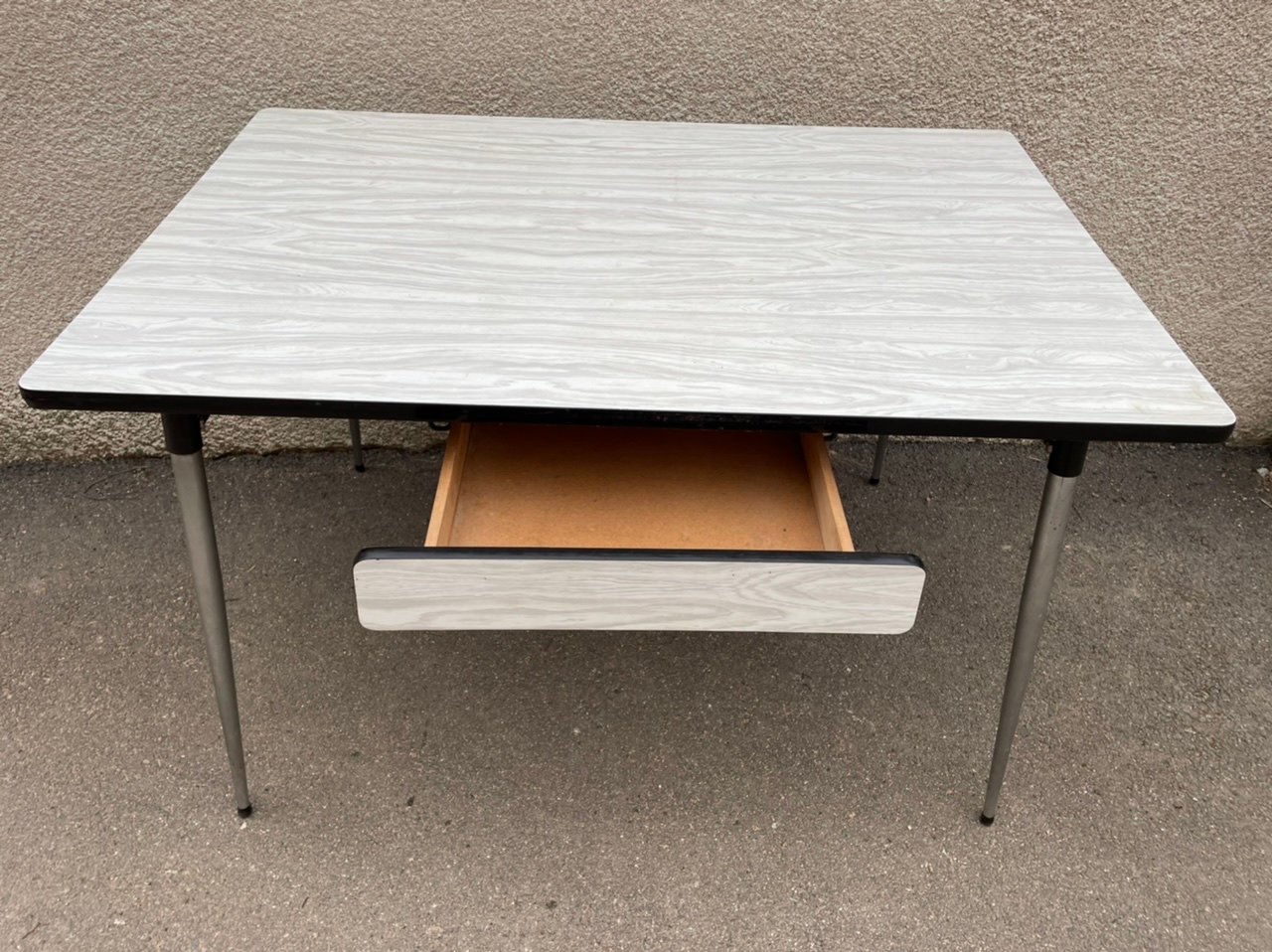 Tavolo da pranzo in legno di formica bianco-grigio, anni '50 in vendita ...