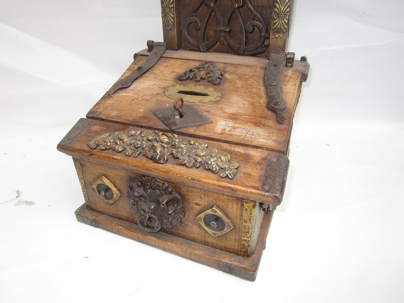 Church Alms Box for sale at Pamono