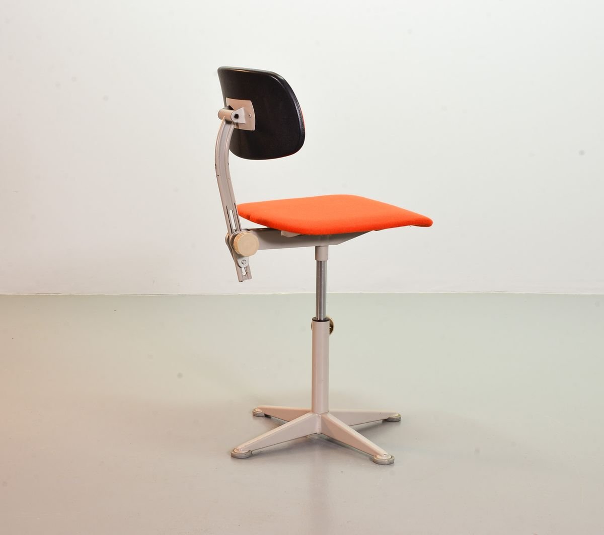 Industrial Dutch Desk Chair from Ahrend De Cirkel, 1950s for sale at Pamono