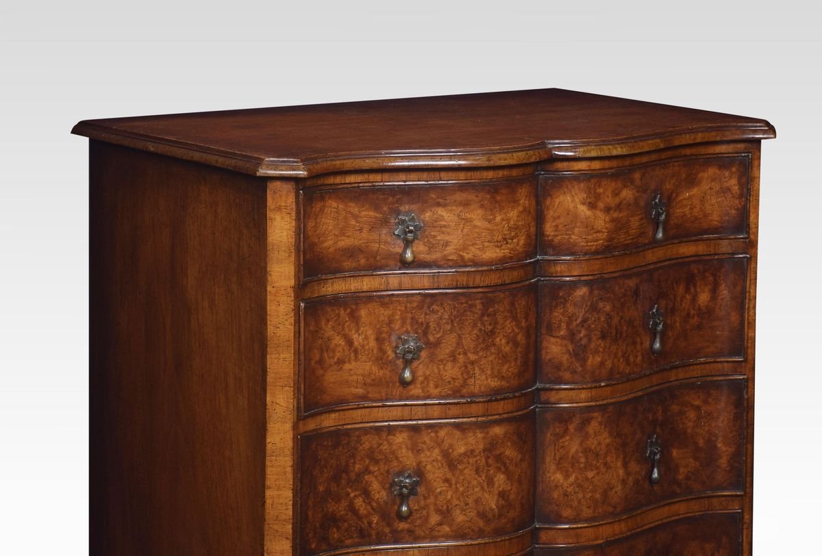 Gebogene Walnuss Kommode mit Serpentine Front bei Pamono kaufen