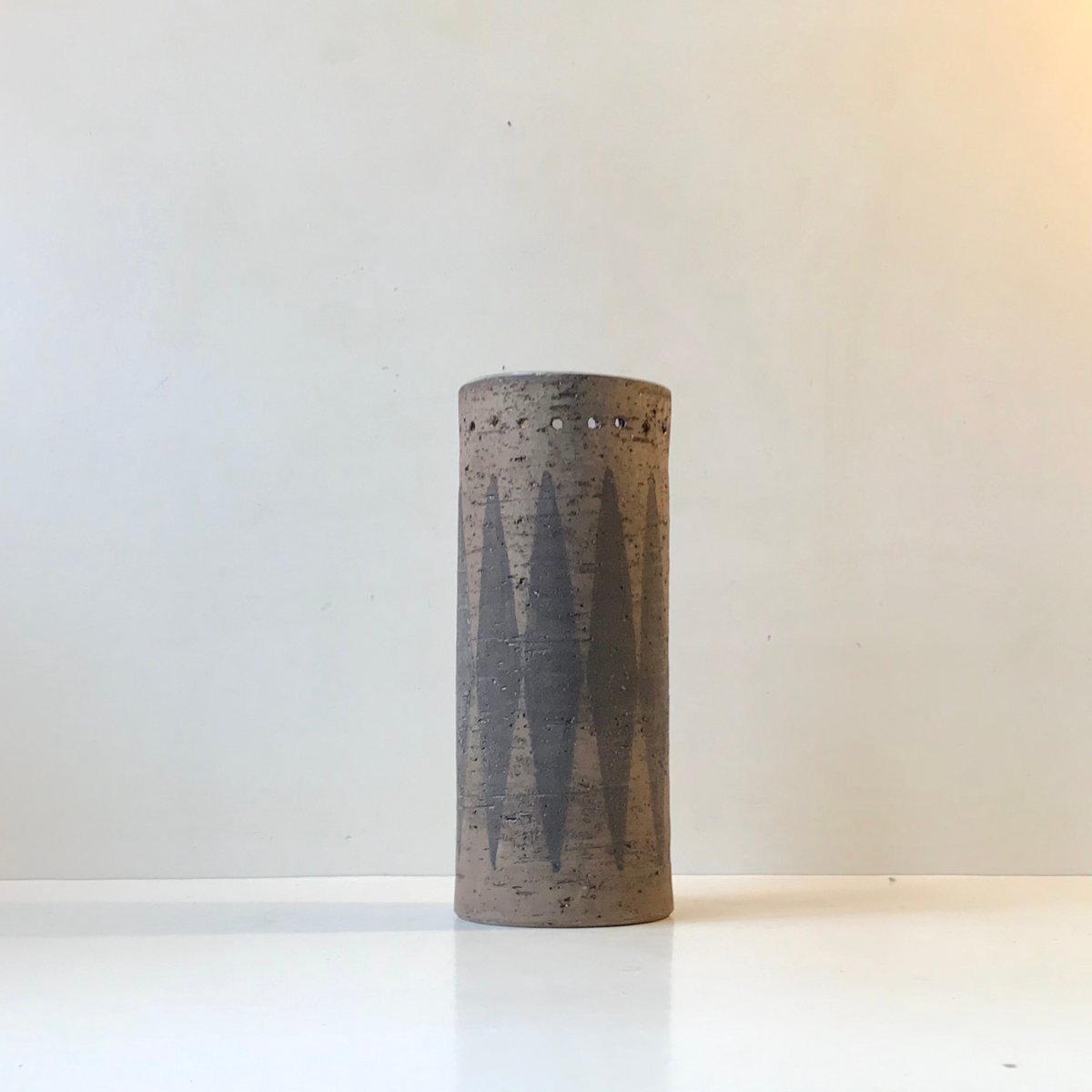 Vase Chamotte avec Design de Flèche par Valeria G. Törnberg pour ...
