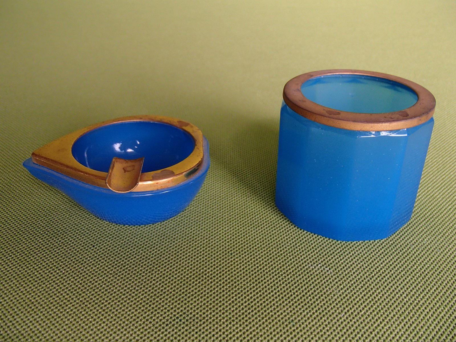 Blue Opal Set Ashtray and Cigarette Holder, Set of 2 for sale at Pamono