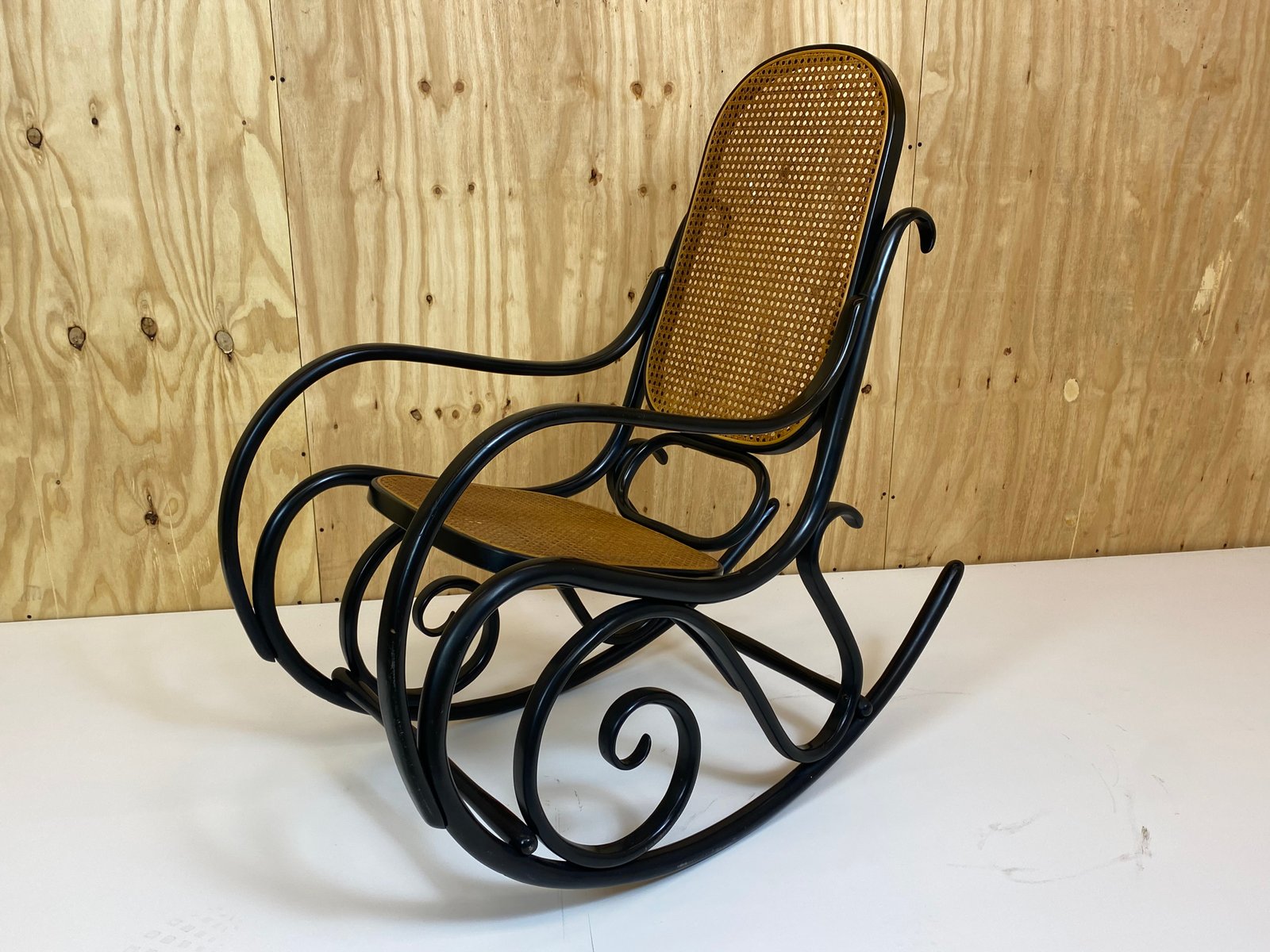 Schwarzer Vintage Bugholz Schaukelstuhl von Michael Thonet für Thonet bei Pamono kaufen